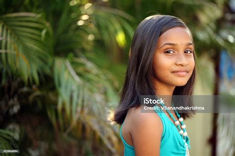 인물사진 귀여운 리틀 와 함께 있는 여자아이 아름다운 웃으세요 귀여운에 대한 스톡 사진 및 기타 이미지 귀여운 동양인 미소 Istock