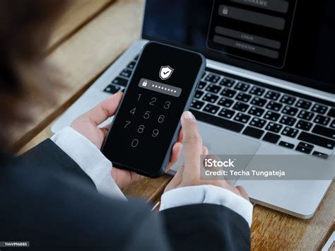 2 단계 인증 또는 2fa 및 사이버 보안 개념 손에 스마트 폰 화면의 방패 아이콘과 숫자 노트북에 액세스 암호 Pin 확인 코드 번호로 신원 확인 가상현실에 대한 스톡
