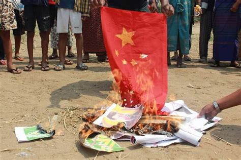 ရွာပေါင်းစုံ သပိတ် စစ်ကြောင်းက တရုတ်အလံကို မီးရှို့ပြီး တရုတ်အစိုးရကို ဆန့်ကျင် ကန့်ကွက်ကြောင်း