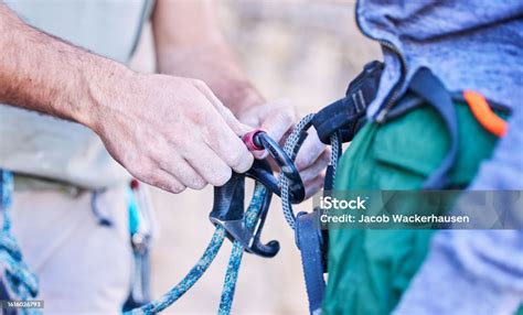 암벽 등반 산 모험 자유 익스트림 스포츠를 위한 로프와 하네스를 가진 사람들 피트니스 자연 남성과 여성은 훈련 활동 및 도전을