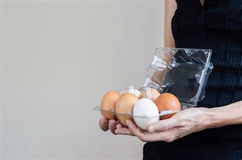 닭 계란의 전체 플라스틱 계란 상자를 들고 검은 셔츠와 백인 여자 6에 대한 스톡 사진 및 기타 이미지 6 가득 찬 갈색 Istock