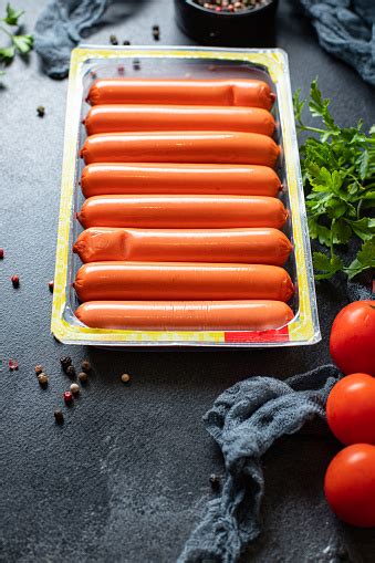 소시지 반미 패스트 푸드 고기 돼지 고기 쇠고기 또는 치킨 식사 간식 성분 최고 보기 복사 공간 텍스트 식품 배경 소박한 고기에