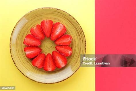 빨간 배경에 원 노란색 접시 아침 식사 채식 음식에 붉은 열매의 형태에 빨간 딸기의 반 딸기 복사 공간 디자이너 크리에이 티브에 대 한 빈 감정에 대한 스톡 사진 및 기타