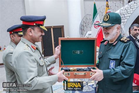 هدیه متفاوت فرمانده ارتش پاکستان به سردار سلامی و سرلشکر باقری عکس