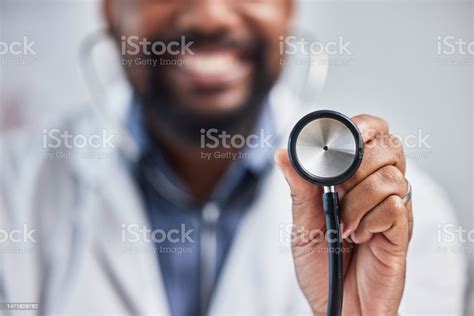 의사 의료 및 심장 또는 폐 상담을 위해 병원에서 청진기의 근접 촬영 메디케어 클리닉에서 흉부 또는 호흡을 검사하기 위해 의료