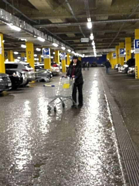 поза на парковке на аву