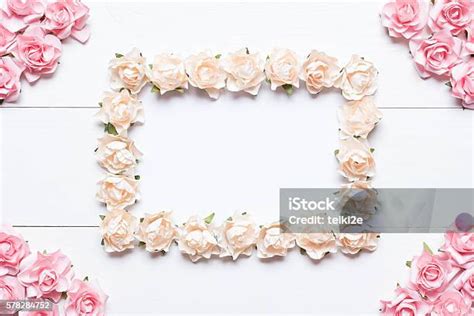 빈 카피 스페이스와 흰색 나무 테이블 위에 흰색 장미 프레임 기념일에 대한 스톡 사진 및 기타 이미지 기념일 꽃 나무 꽃 식물 Istock