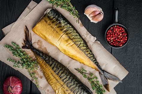 검은 나무 테이블 배경에 훈제 물고기 식욕을 돋우는 상단 보기 플랫 레이 0명에 대한 스톡 사진 및 기타 이미지 0명 고등