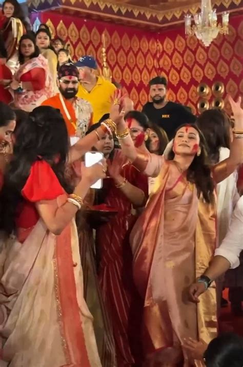 8 Portraits Of Rani Mukherjee Celebrating Durga Puja Looking Elegant