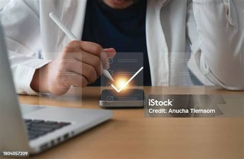 펜을 사용하여 Iso 개념의 품질 관리 보증을 위한 체크리스트에 올바른 기호 표시를 표시하는 사업가 비즈니스 성과 체크리스트