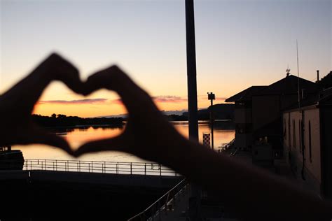 손으로 하트 모양을 만드는 사람 사진 Unsplash의 무료 해돋이 이미지