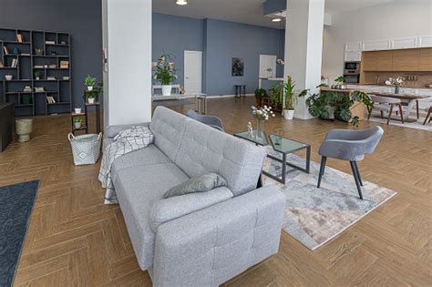 미니멀리스트 현대 인테리어 디자인 중앙에 기둥이있는 흰색 파란색 및 진한 파란색 색상의 스칸디나비아 스타일의 오픈 플랜이있는 거대한 밝은 아파트입니다 주방 공간 사무실 및