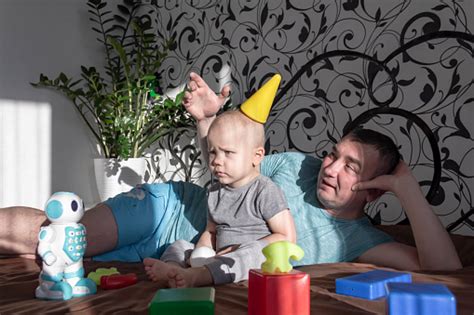 어린 소년과 그의 아빠는 방 의 내부에 파란색 담요에 바닥과 침대에서 장난감을 가지고 즐겁게 놀고있다 2 3 살에 대한 스톡 사진 및 기타 이미지 Istock