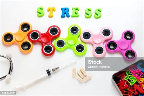 5 Multicolors 손가락 회전자 및 플라스틱 투명 주사기와 청진 기 스트레스와 금속 상자에 다채로운 편지에 대 한 마약을만 지 작 강철에 대한 스톡 사진 및 기타