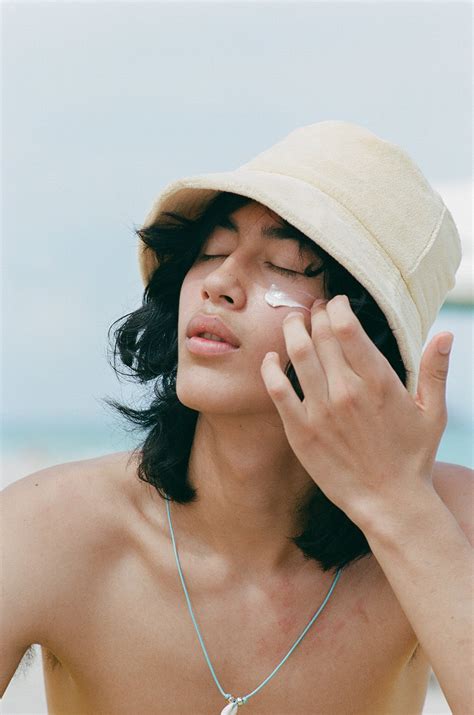 Sunscreen Before Or After Moisturizer Should You Apply Sunscreen Befo Bask Suncare