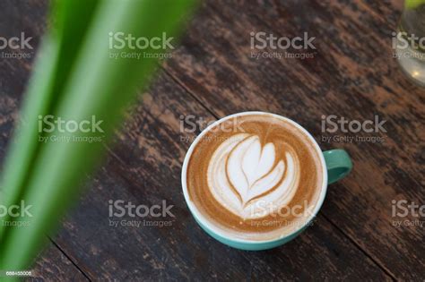 핫 모카 나무 테이블 배경에 우유와 라떼 아트가있는 커피 한 잔을 클로즈업합니다 0명에 대한 스톡 사진 및 기타 이미지 Istock