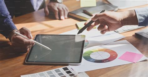 태블릿으로 예정된 프로젝트를 진행하는 그래픽 디자이너 팀의 잘린 보기 사진 Unsplash의 디지털 태블릿 사용 이미지