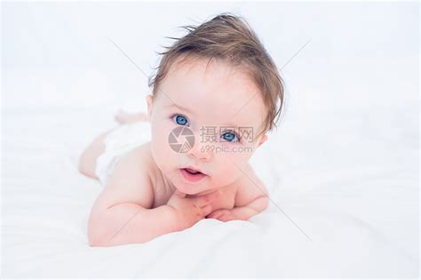 蓝眼睛的婴儿向远看高清图片下载 正版图片321993596 摄图网