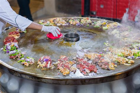 큰 화실에 길거리 음식을 요리 화로에서 고기와 해산물 튀김 거리에 대한 스톡 사진 및 기타 이미지 거리 고기 굽기