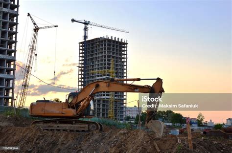 도시 내 지하 파이프 및 통신 의 토공 및 누워 동안 건설 현장에서 굴삭기 개발에 대한 스톡 사진 및 기타 이미지 개발 공학 광업 Istock