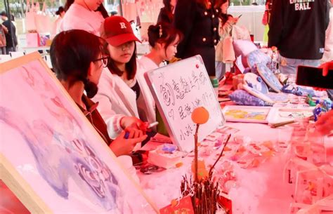 校园第一届少数民族“多彩青春共筑八桂梦”艺术作品集市引师生追捧澎湃号·政务澎湃新闻 The Paper