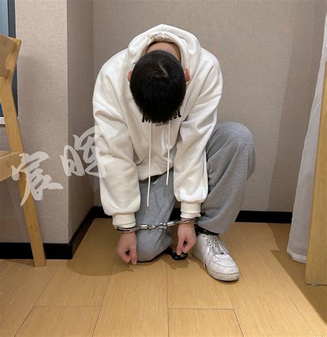 宸晖 on Twitter Part2 当我给他戴上手铐的那刻起他彻彻底底地成为了我的小奴隶任我摆布 而他只能发出低沉的呻吟