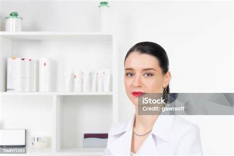 스파 센터에서 직장에서 여자 미용사 의사 젊은 여성 전문 미용사의 초상화 미용 캐비닛 또는 미용실에서 여성 직원 의료 직종 의료 경력 건강관리와 의술에 대한 스톡 사진 및