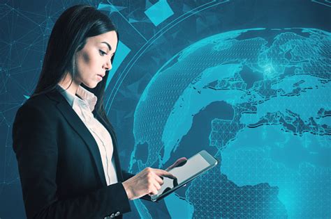 매력적인 젊은 유럽 사업가 흐리게 푸른 배경에 빛나는 디지털 다각형 글로브와 태블릿을 사용 하 여 기술 혁신 및 미래 지향적인 네트워크 개념 가리키기에 대한 스톡 사진 및