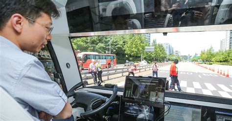 보행자 나타나자 스스로 멈추는 5g 자율주행 버스