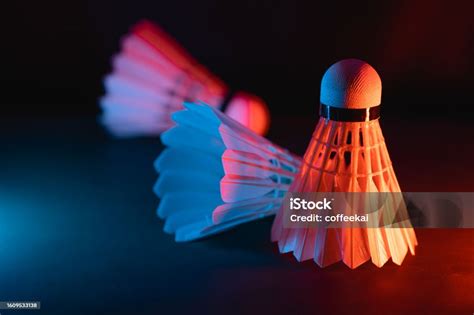 배드민턴 셔틀콕 코트에서 활기찬 조명 장식으로 경쟁력 있는 고성능 실내 라켓 스포츠 게임 토너먼트 경기 장비 광고 그래픽 이미지 0명에 대한 스톡 사진 및 기타 이미지