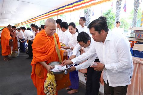 លោកឃួង ស្រេងនិងមន្ដ្រីរាជការក្រោមឱវាទ និមន្ដព្រះសង្ឃ៧៥អង្គសូត្រមន្តរាប់បាត្រ