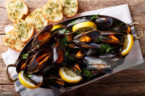 파 슬 리와 레몬 와인 홍합입니다 해산물입니다 조개는 포탄입니다 수평 평면도 소박한 스타일 갑각류에 대한 스톡 사진 및 기타 이미지 Istock