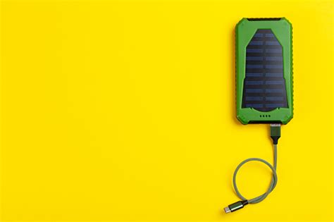 모바일 장치를 충전하기위한 전원 은행 모바일 장치의 외부 배터리입니다 Usb 케이블에 대한 스톡 사진 및 기타 이미지 Usb 케이블 개념 급유 Istock