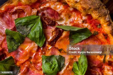 프로슈토 치즈 바질 베이컨 후추 및 소스를 테이블 위의 접시에 곁들인 피자 고기에 대한 스톡 사진 및 기타 이미지 고기 그린 올리브 녹색 Istock