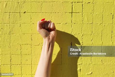 빨간 손톱을 가진 여자의 여성 주먹 손 네온 녹색 노란색 배경에 그림자가 있는 주먹 펀치 공기 여성의 힘 소녀의 힘 벽에 대한 스톡 사진 및 기타 이미지 Istock