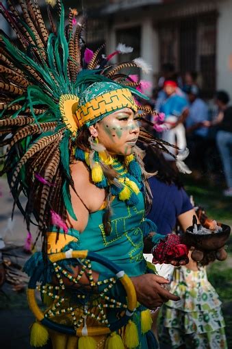 연례 춤 퍼레이드 동안 아메리카 원주민 머리 장식을 착용한 관습을 가진 여성 거리에 대한 스톡 사진 및 기타 이미지 거리 공연 금발 머리 Istock