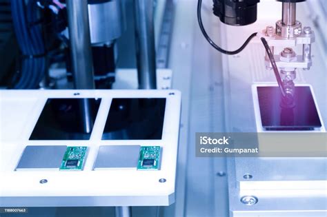 진공 빨판이 있는 자동 로봇 암은 생산 라인에서 작동하고 새로운 혁신적이고 첨단 기술 스마트 폰 공장에서 스마트 폰 화면을 조립합니다 N 0명에 대한 스톡 사진 및 기타