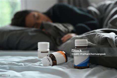 알약 병과 고열로 담요 아래 침대에 누워있는 아픈 어린 소녀에 대한 선택적 초점 12 13세에 대한 스톡 사진 및 기타 이미지 12 13세 가정용 장비 감기와 독감
