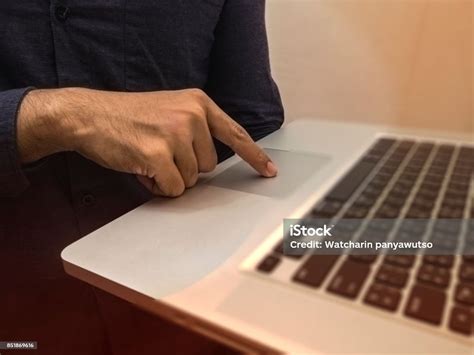 사무실 시간 바쁜 문서 업무와 비즈니스에 대 한 사용 노트북 작동합니다 계획에 대한 스톡 사진 및 기타 이미지 계획 기업 재무와 산업 노트북 Istock