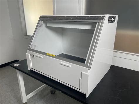 Cbs Scientific 30 Enclosed Workspace