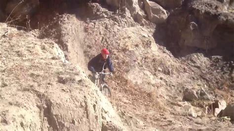 자전거를 타는 사람이 헤드 샷을 찍습니다 Youtube