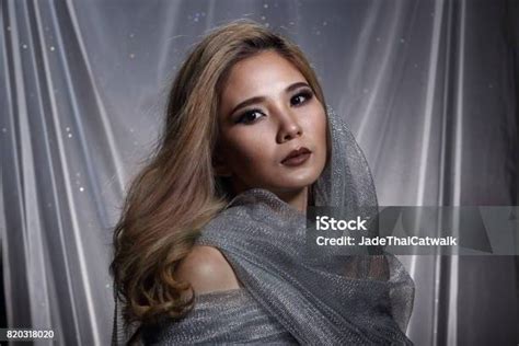 스타 배경에서 레이디 드 레이프 회색 은색 반짝이 원단 아시아 금발 머리 여자 갈색 머리에 대한 스톡 사진 및 기타 이미지 갈색 머리 개인 장식품 건강한 생활방식