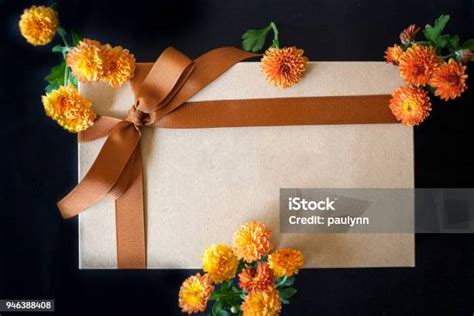 아름 다운 독특한 럭셔리 포장 크리스마스 휴일 공예 갈색 선물 상자와 나비 로고 및 텍스트에 대 한 빈 공예에 대한 스톡 사진 및 기타 이미지 Istock