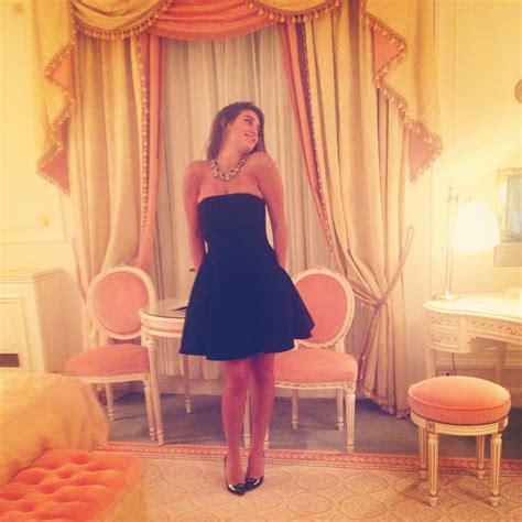 ياسمين صبري عارية السيقان بفساتين قصيرة 20 صورة الفن والجمال