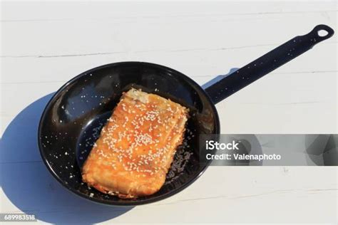 꿀과 참깨로 페타 치즈 전채를 감싸는 필로 바다에서 제공하는 흰색 나무 테이블 배경에 전통 그리스 요리 0명에 대한 스톡 사진 및 기타 이미지 Istock