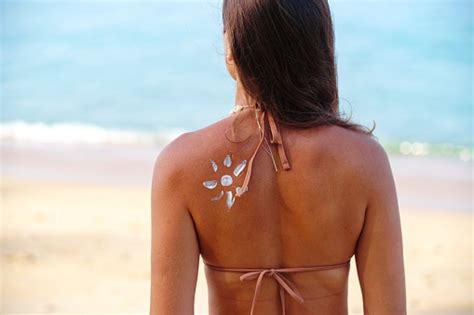 등에 Spf 자외선 차단제 로션을 바르고 무두질한 갈색 머리 여자 자외선 차단 및 피부 관리 30 34세에 대한 스톡 사진 및 기타 이미지 Istock