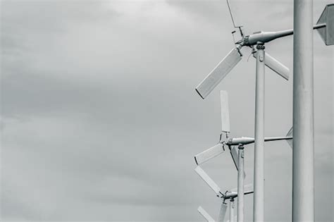 수평 축 풍력 터빈 회색 하늘과 구름 에코 바람 농장에 바람 에너지입니다 녹색 에너지 개념입니다 재생 에너지입니다 대체 전기 소스입니다 지속 가능한 자원입니다 0명에 대한