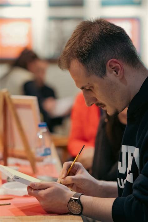 그림 남자 독창성 수직 쐈어 아티스트 안경 앉아 있는 예술 캔버스 페인트 붓 페인팅 스튜디오 화가에 관한 무료 스톡 사진