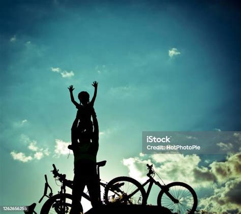 행복한 아버지와 아들 와 자전거 소년에 대한 스톡 사진 및 기타 이미지 소년 아이 가족 Istock