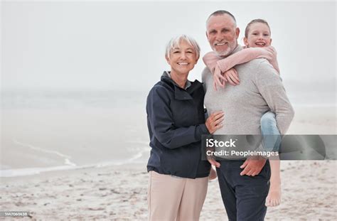 가족 해변 여름 방학 동안 할머니 할아버지 소년과 함께 바닷가 모래 위에 있습니다 여행 어린이 및 은퇴와 남자 아이 남자와 여자와 함께 바다 휴가를 즐기는 3 명에 대한